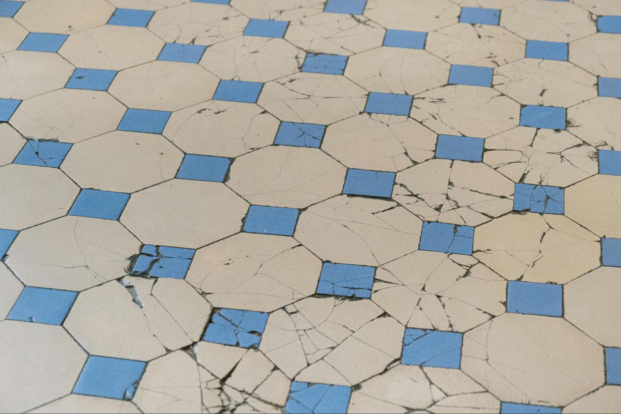 How to Remove Tiles From Wall in 6 Simple Steps | IVCG